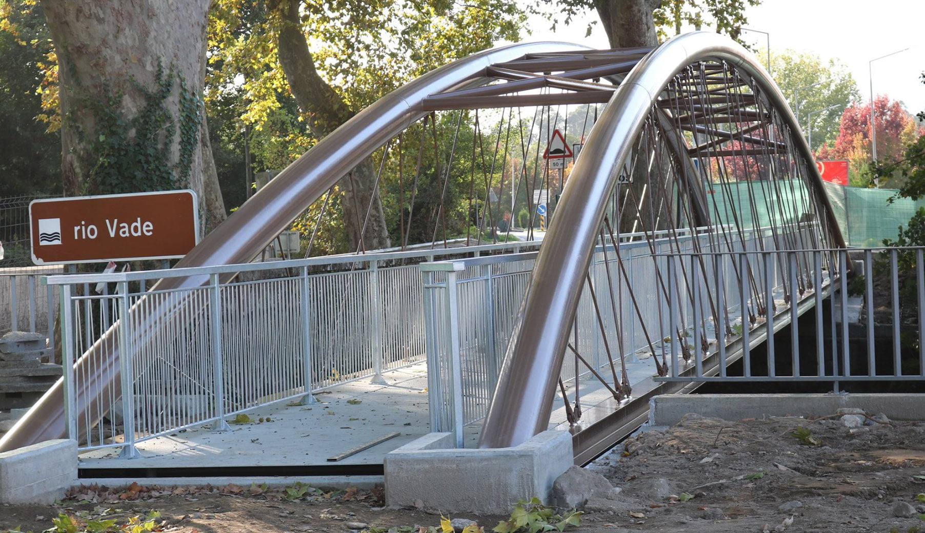 Instalada ponte pedonal sobre o rio Vade