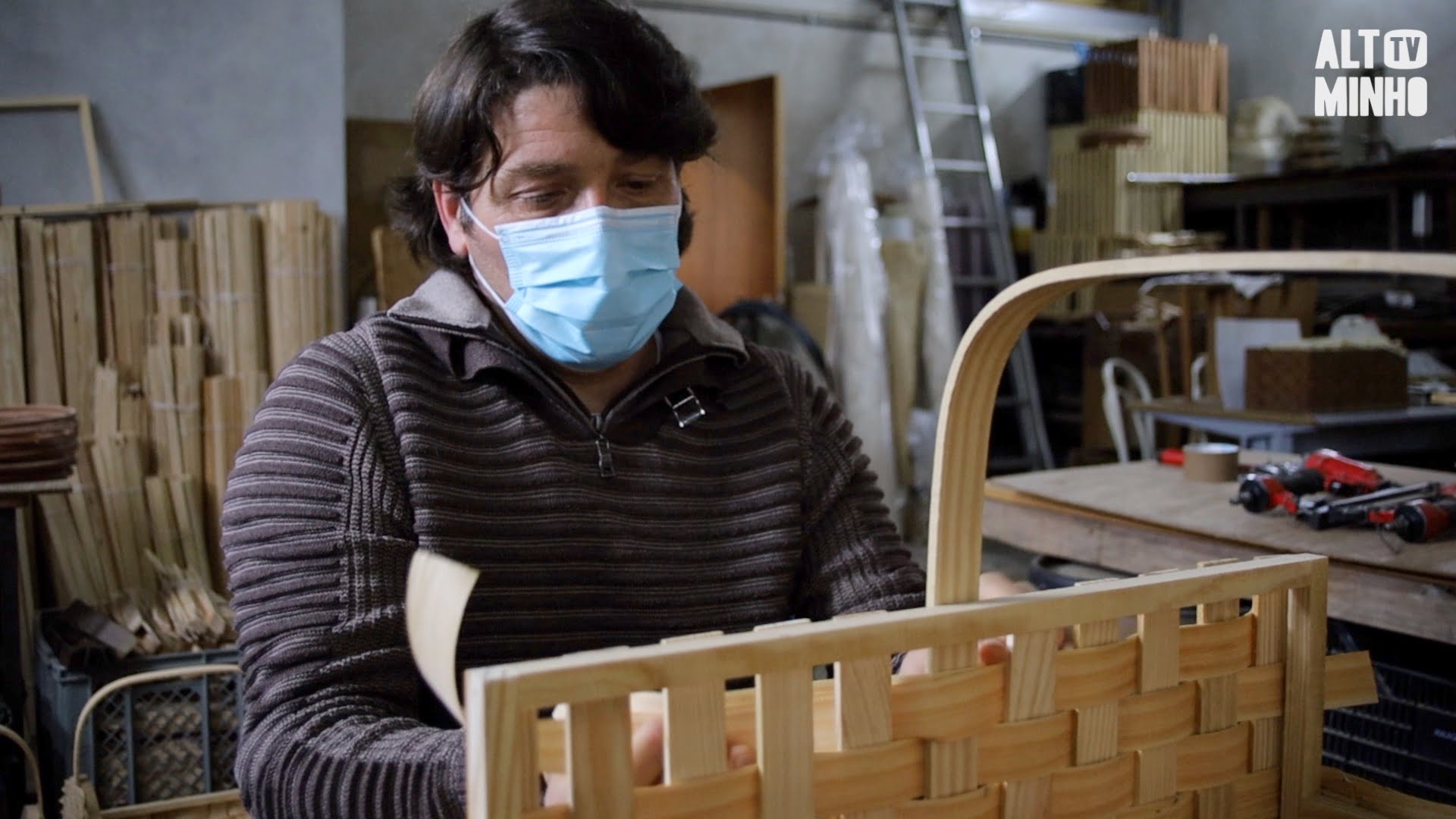 Manuel Borges é um dos últimos cesteiros do Alto Minho