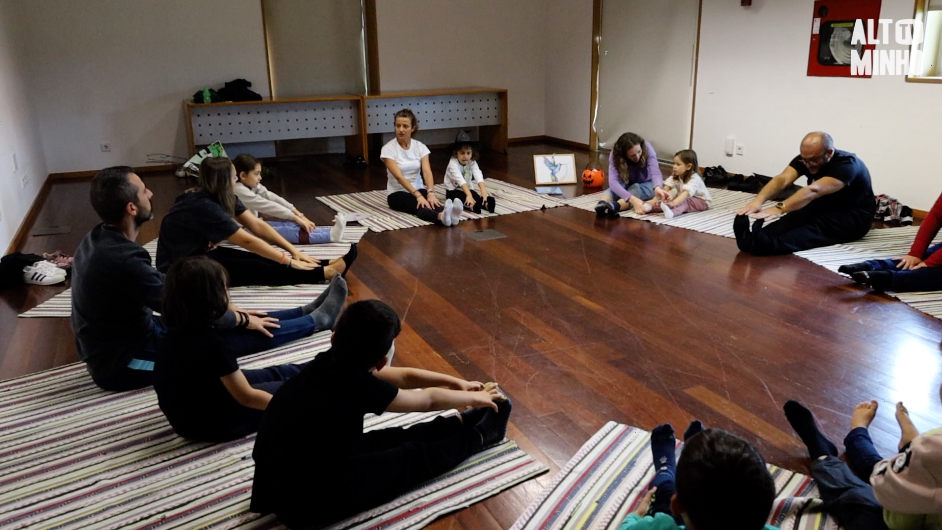 Yogar com Histórias combina leitura, yoga e jogos para país e filhos